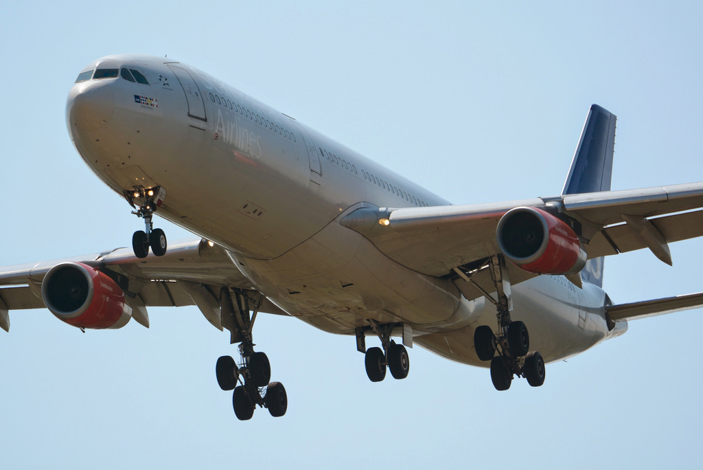 sas-airbus-a-340-300-near-copenhagen-on-feb-4th-2017-cargo-smoke