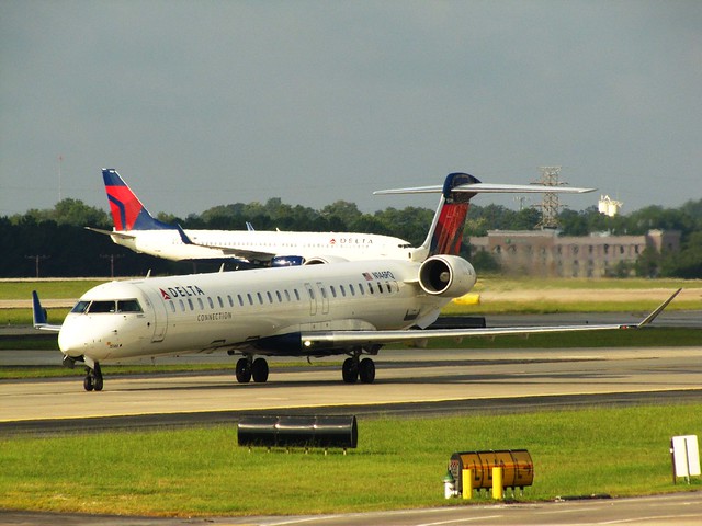 Endeavor CRJ9 at New York on Jul 30th 2022, wing tip strike on landing ...