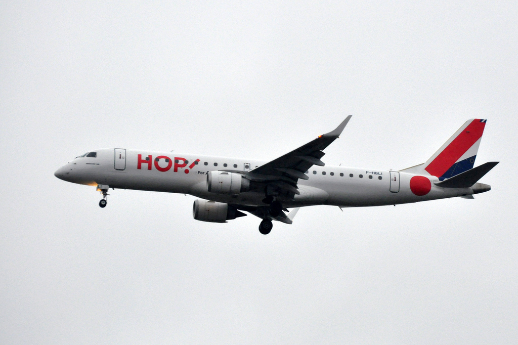 Hop! E190 at Dusseldorf on Jun 19th 2018, did not retract landing gear ...