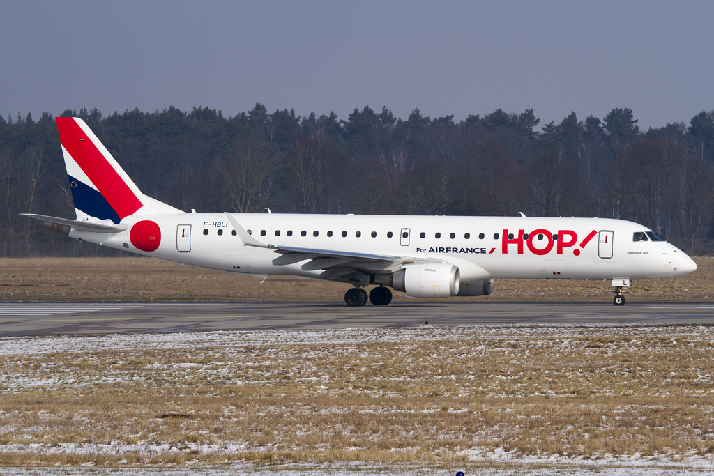 Hop! E190 at Dusseldorf on Jun 19th 2018, did not retract landing gear ...