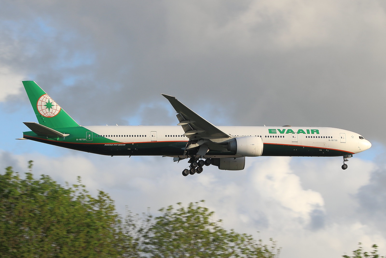 Eva B773 at Bangkok on Apr 5th 2025, nose gear problem - AeroInside