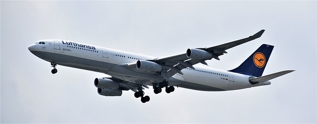 Lufthansa A343 at Frankfurt on Mar 14th 2022, door open indication ...