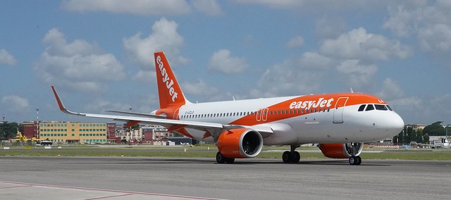Easyjet A20N at Geneva on Nov 5th 2023, descended well below glideslope ...