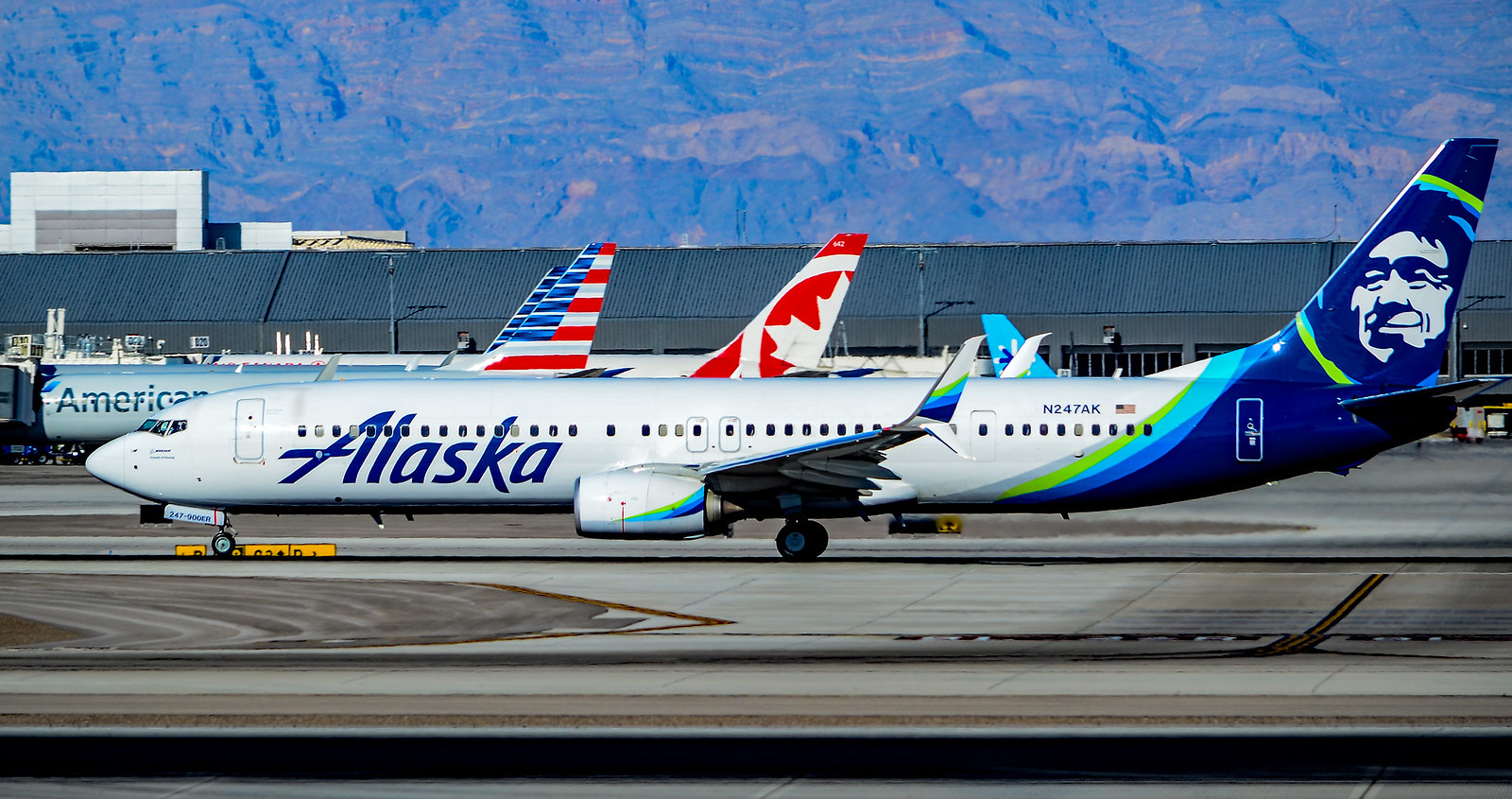 Alaska B739 at Chicago and Portland on May 19th 2025, burst tyre on ...