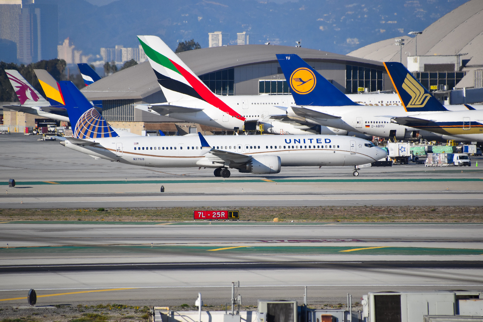 United B739 at Houston on Oct 24th 2024, tyre bursts cause substantial ...
