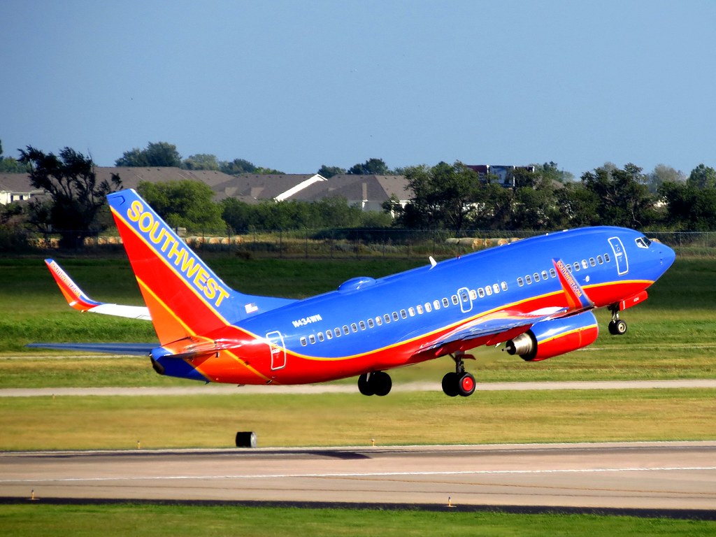 Southwest B737 near Washington on Apr 8th 2022, cracked windshield ...