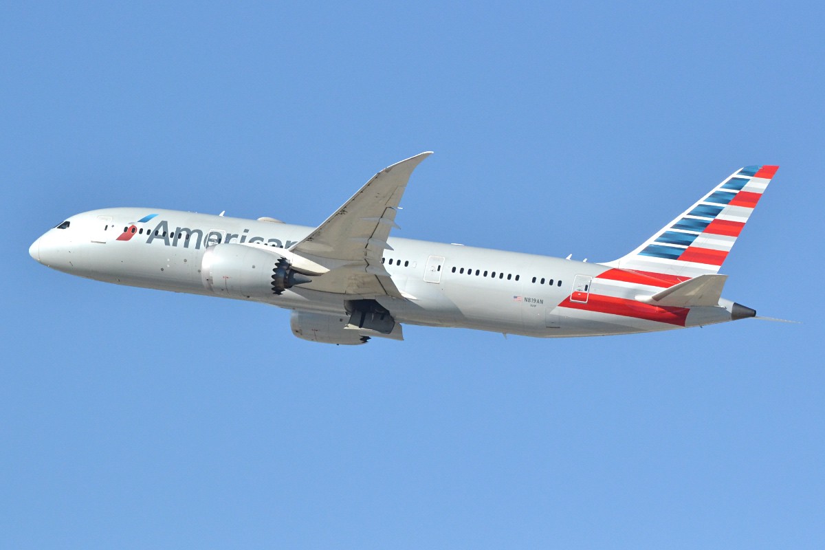 American B788 at Amsterdam on Jan 7th 2025, flap problem on departure ...