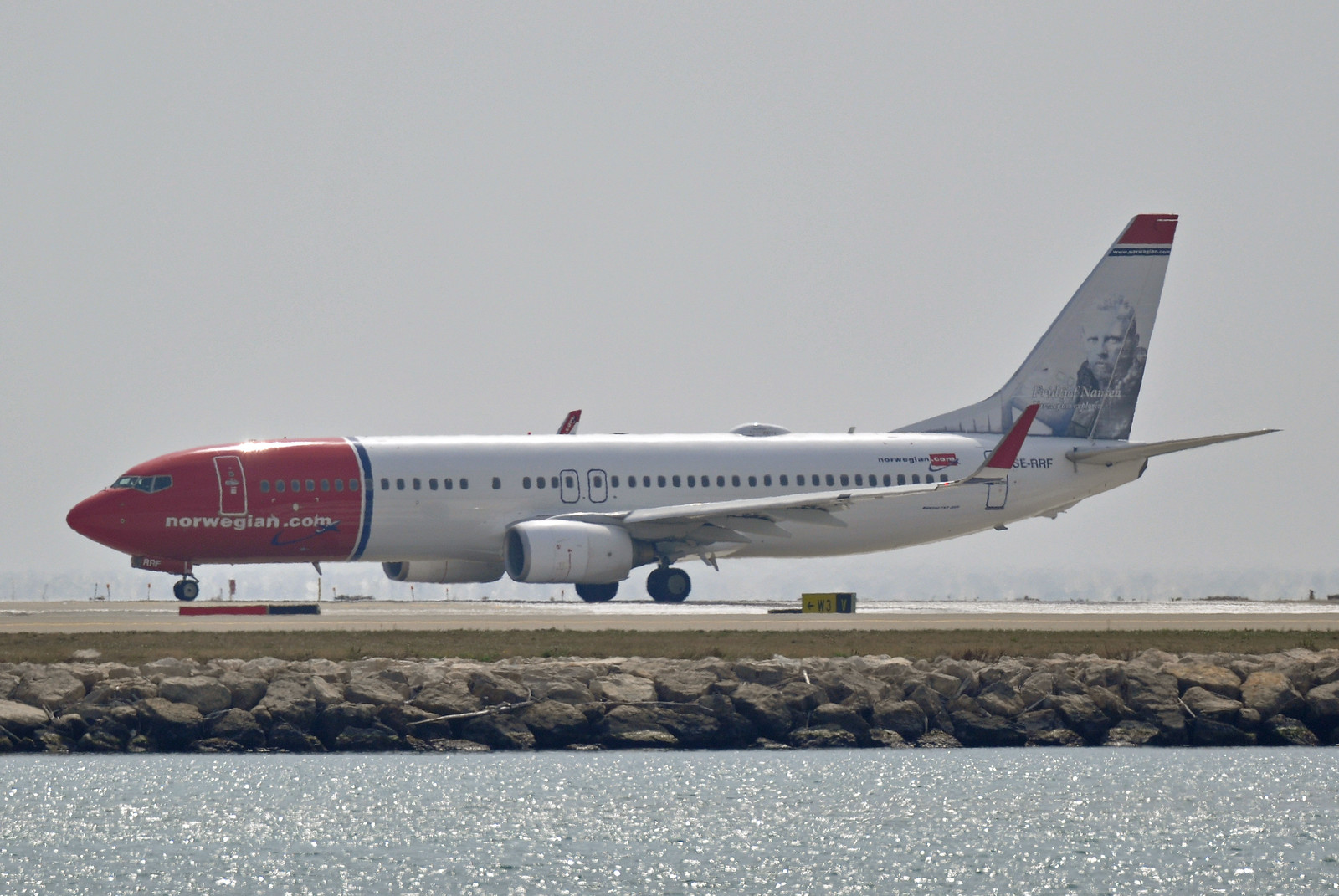 Norwegian B738 near Stockholm on Jun 18th 2025, TCAS saves the day ...