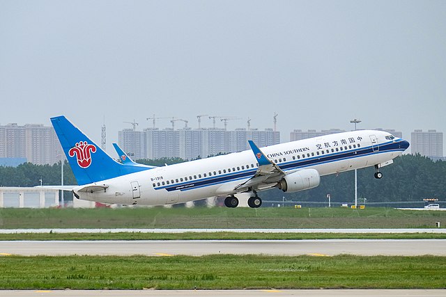China Southern B738 at Hong Kong on Nov 13th 2018, landed on occupied ...