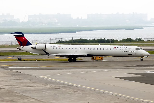 Endeavor CRJ9 near Pittsburgh on Apr 22nd 2022, smoke in cockpit ...